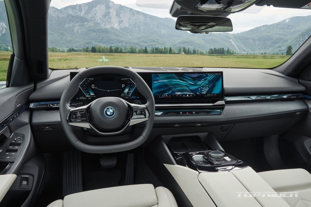 "하차감, 경제성 모두 갖춘다"BMW 5시리즈 530e PHEV 국내 출시