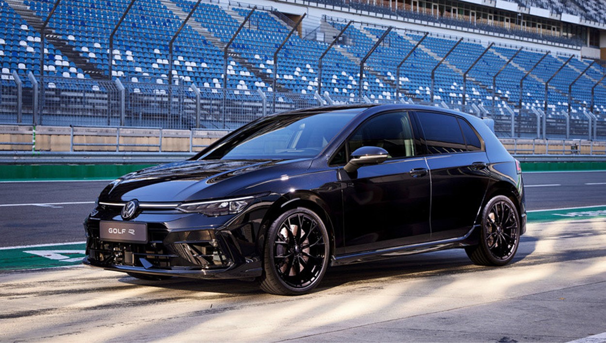 "블랙으로 강렬한 포스, 챗 GPT 탑재까지?!" 폭스바겐 골프R 블랙